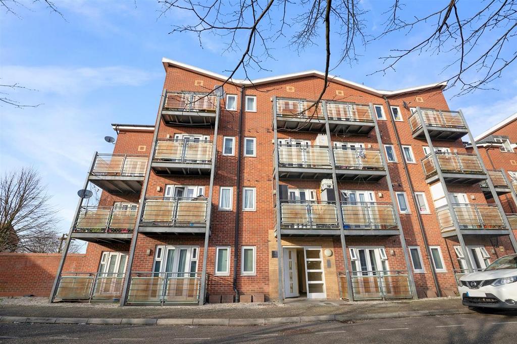 Roberts Place, Dagenham, Essex 2 bed apartment for sale - £230,000