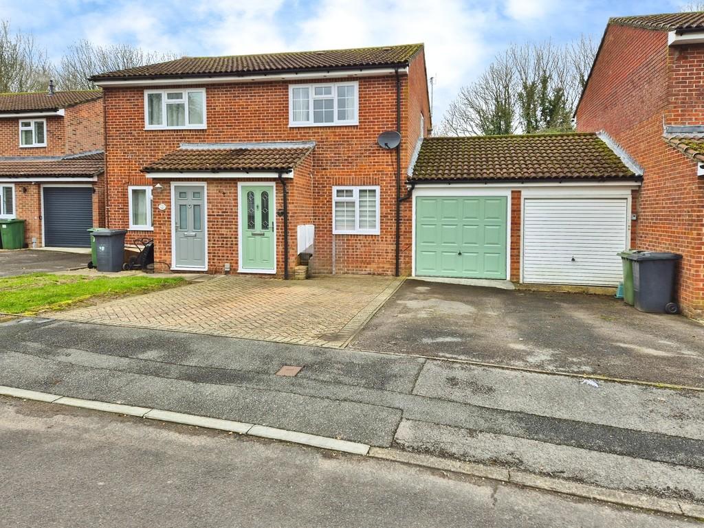 Ellington Drive, Basingstoke RG22 2 bed semi-detached house - £330,000