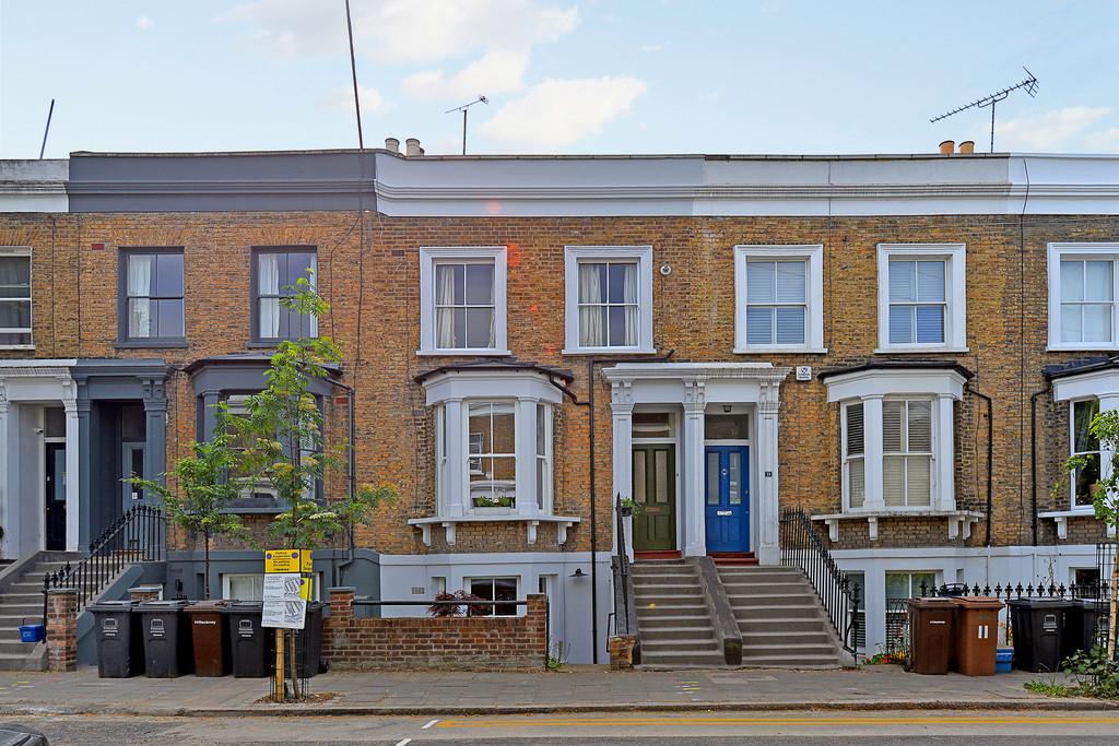 Poole Road, London E9 3 bed maisonette to rent - £3,800 pcm (£877 pw)
