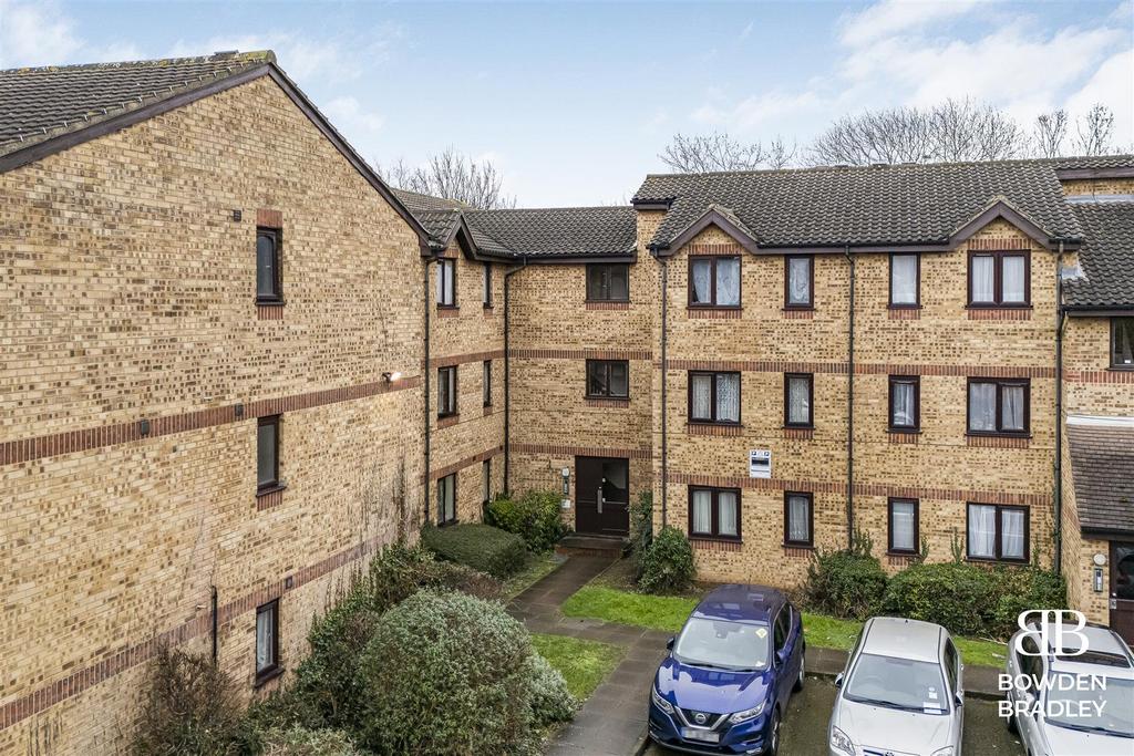 Overton Drive, Romford 2 bed apartment to rent - £1,600 pcm (£369 pw)