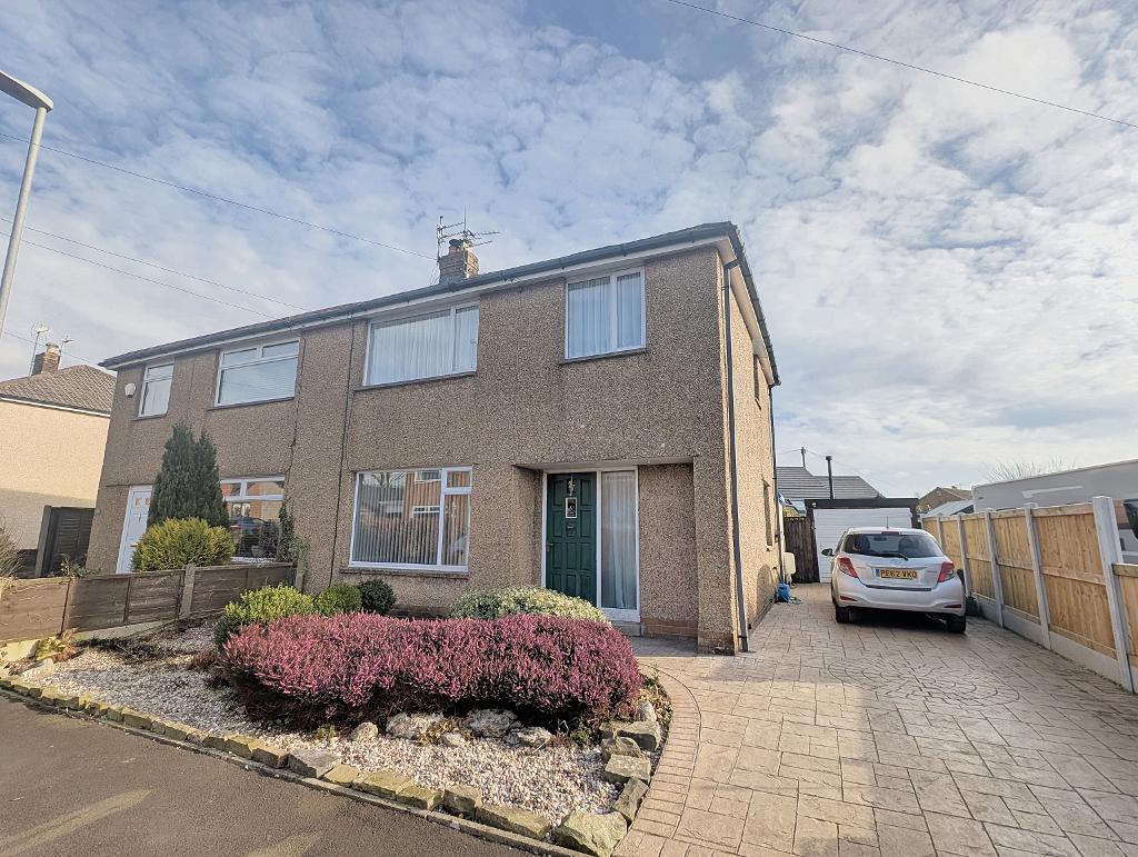 Fairfield Drive, Clitheroe... 3 bed semi-detached house for sale - £219,950