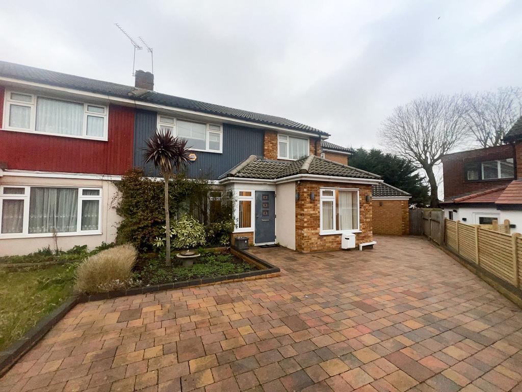 Broad Oak, Woodford Green, IG8 4 bed semi-detached house - £3,250 pcm ...
