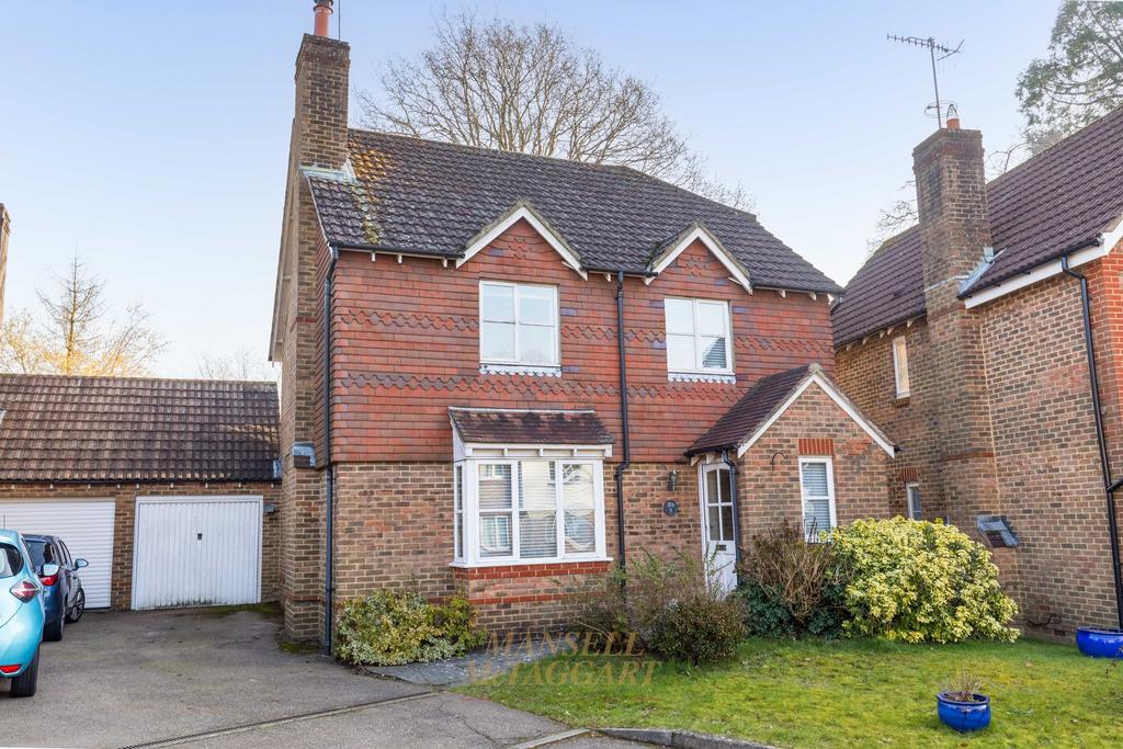 Rowfant Close, Crawley RH10 4 bed detached house for sale - £600,000