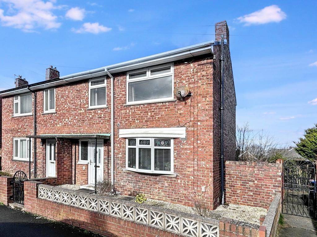 Bradford Crescent, Gilesgate... 2 bed semi-detached house - £140,000