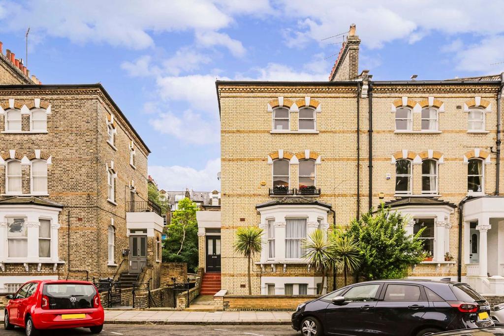 Edith Road, London W14 3 bed flat - £3,300 pcm (£762 pw)