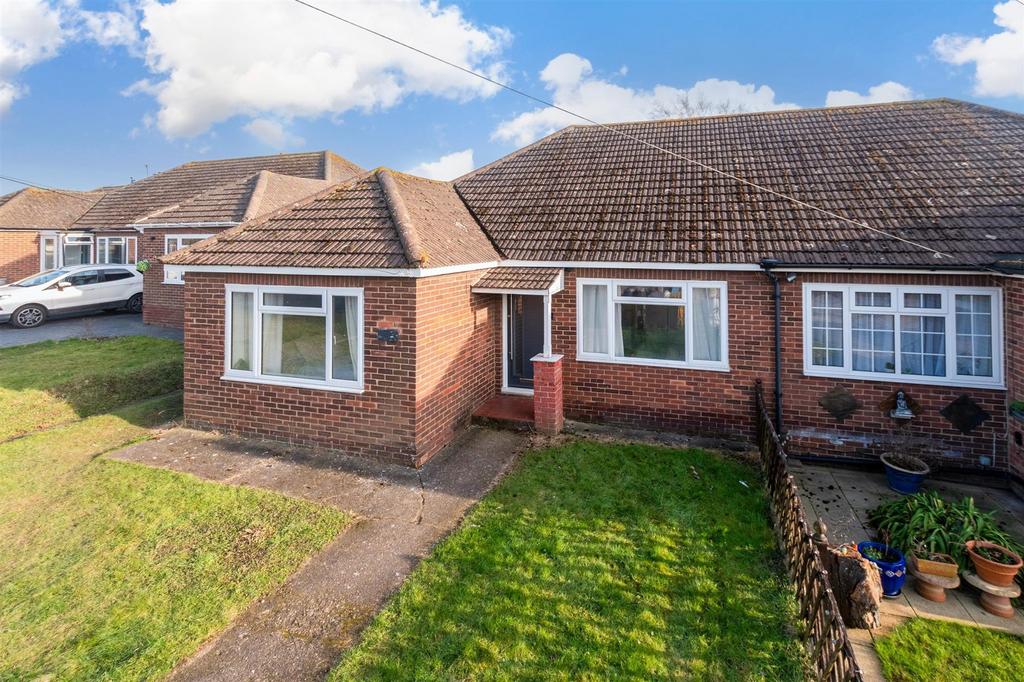 Istead Rise, Istead Rise, Gravesend... 3 bed semi-detached bungalow - £ ...