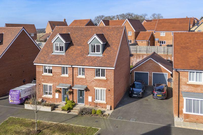 Trefoil Way, Ridgewood 3 bed semi-detached house - £425,000
