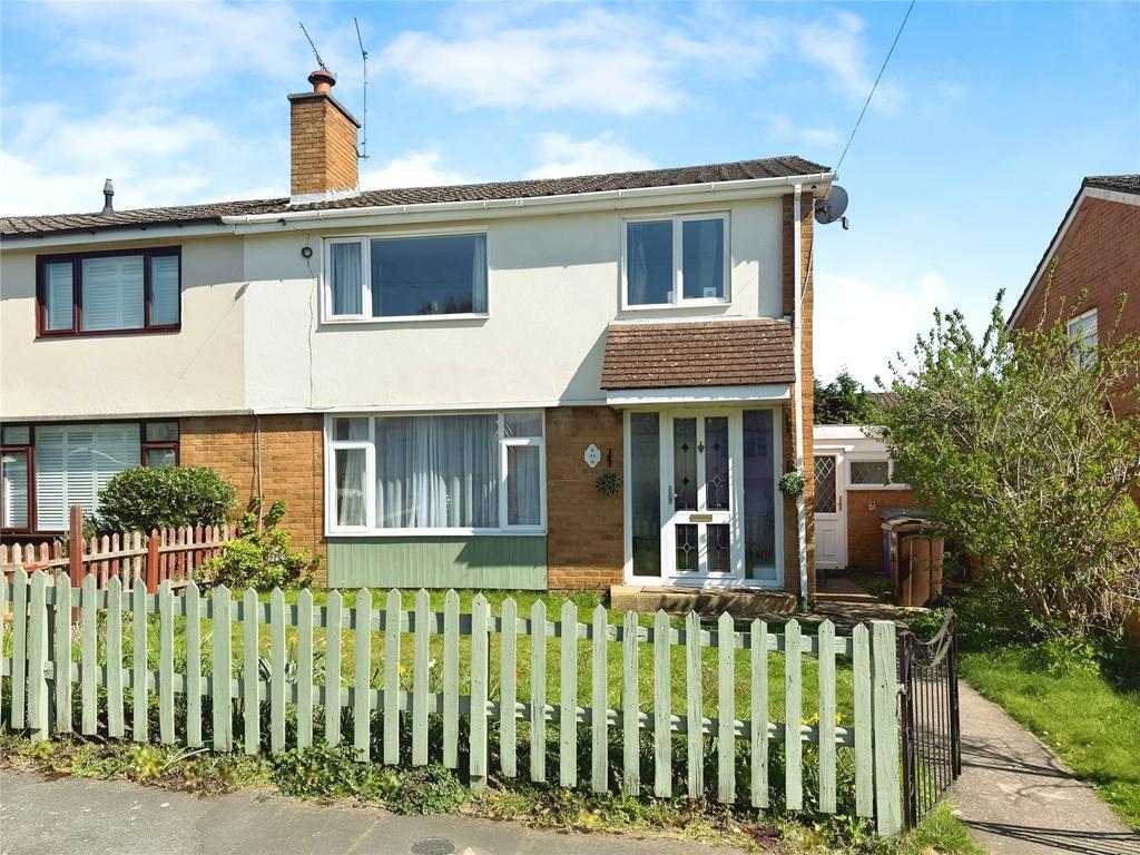 South Meadow, Crowthorne, Berkshire 3 bed semi-detached house - £380,000