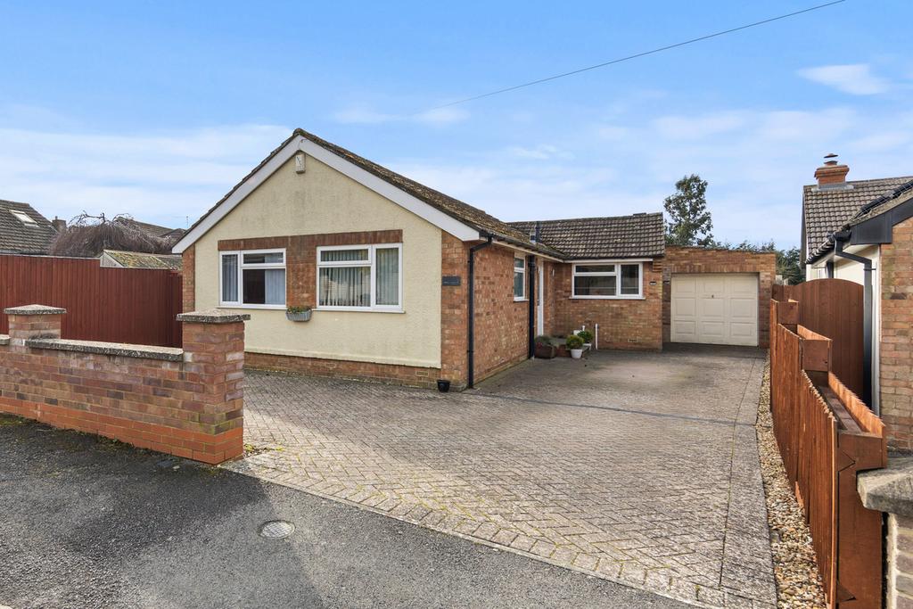 West Way, Kettering, NN15 3 bed detached bungalow for sale - £475,000