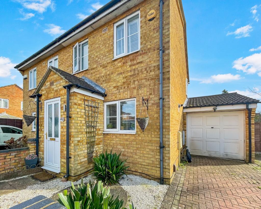 Weldon Close, Luton, Bedfordshire... 2 bed semi-detached house - £315,000