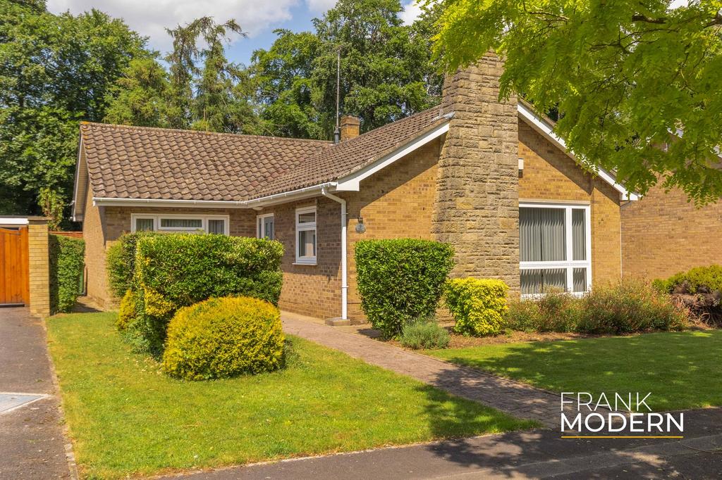 Black Swan Spinney, Wansford, PE8 3 bed detached bungalow for sale - £ ...