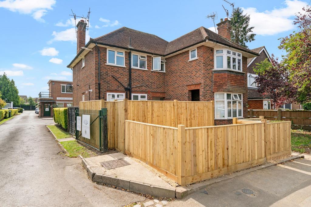 Copse Road, Cobham, KT11 1 bed maisonette for sale - £200,000