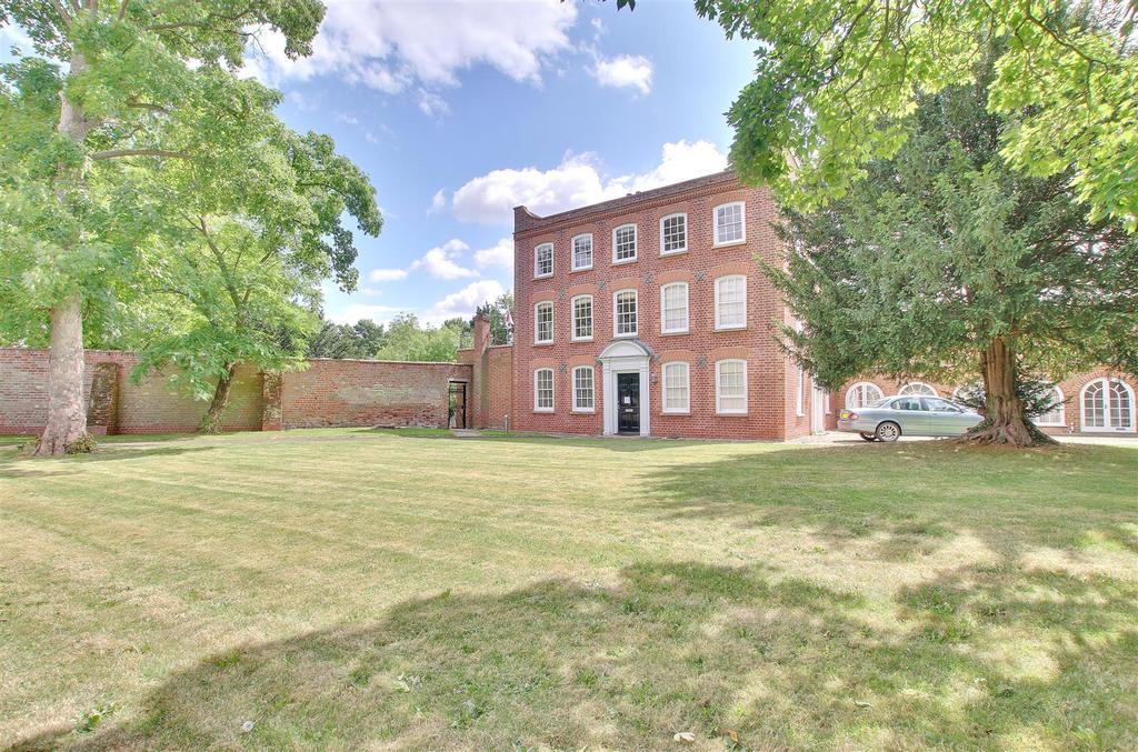 Huntingdon Road, Fenstanton 2 bed penthouse - £1,250 pcm (£288 pw)