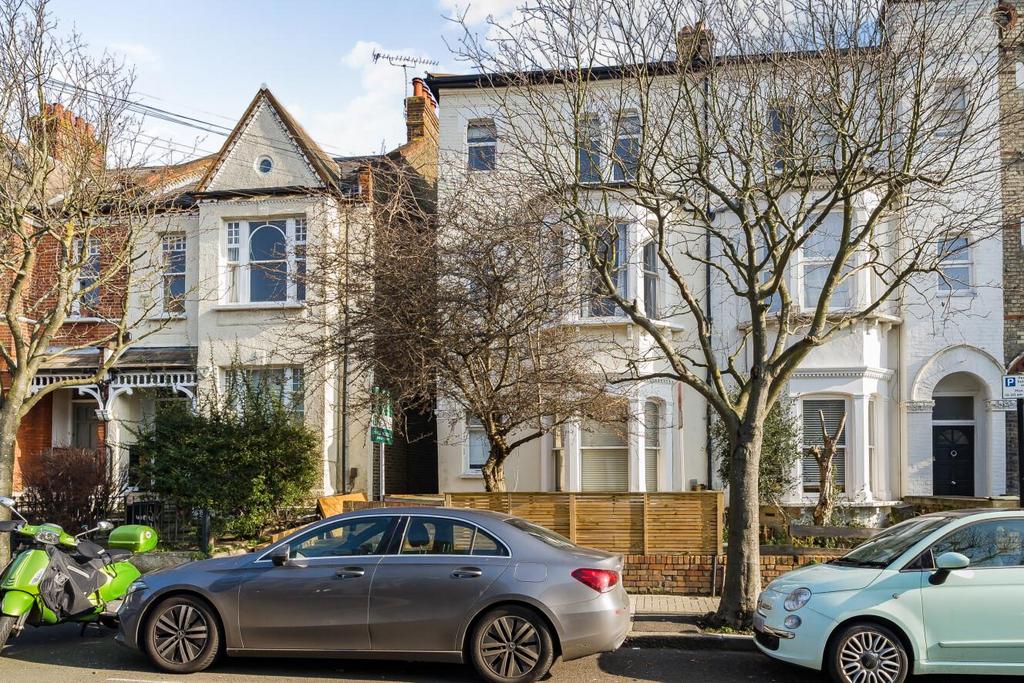 Endlesham Road, Balham, London, SW12 2 bed flat - £575,000