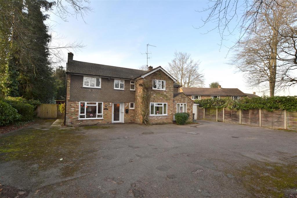 Fleet Road, Fleet GU51 4 bed detached house - £800,000
