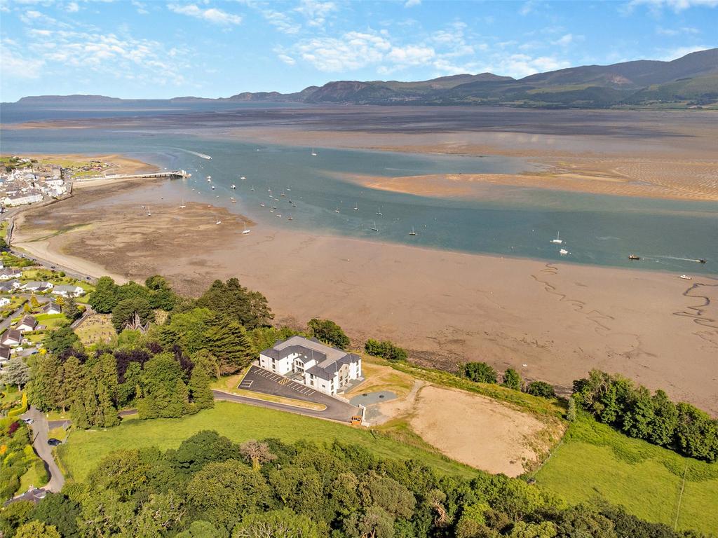 Beaumaris, Isle of Anglesey 2 bed flat - £350,000