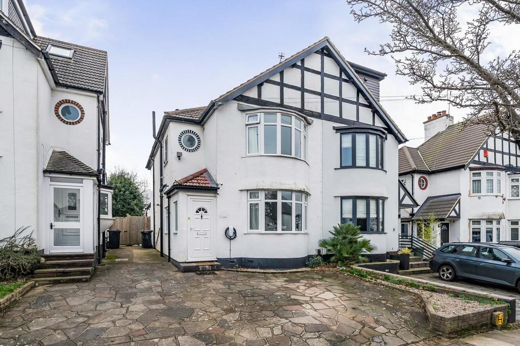 Hayes Wood Avenue, Hayes, Kent, BR2 3 bed semi-detached house - £735,000