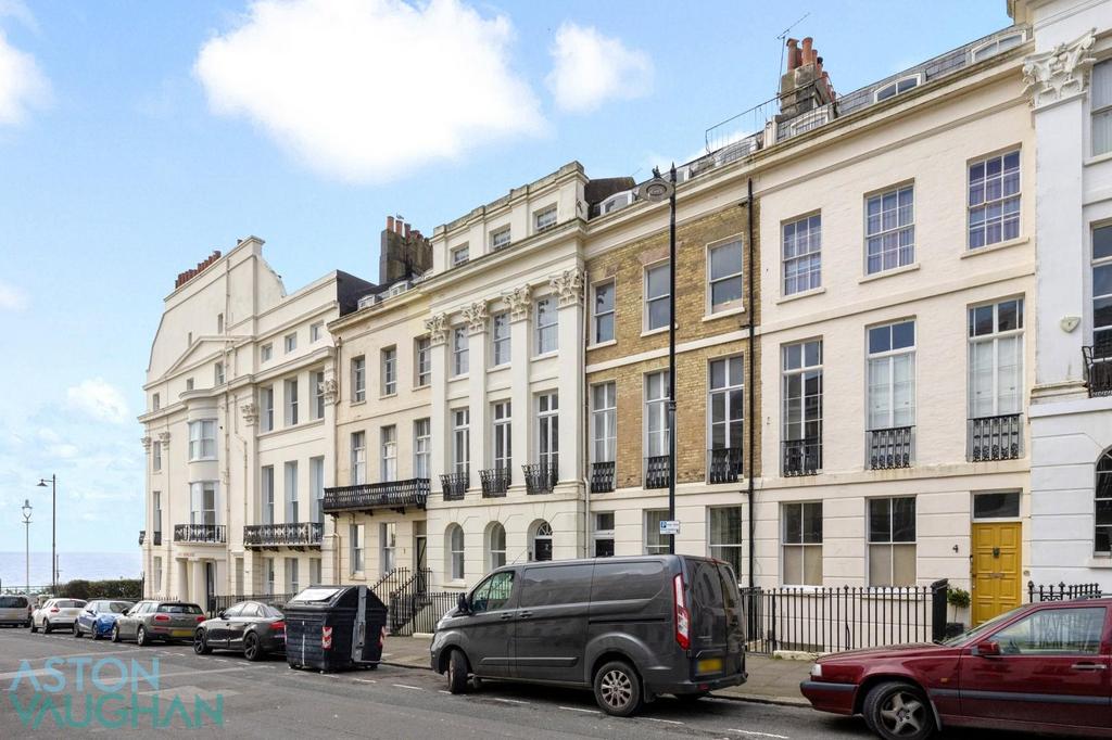 Portland Place, Brighton BN2 2 bed apartment - £325,000