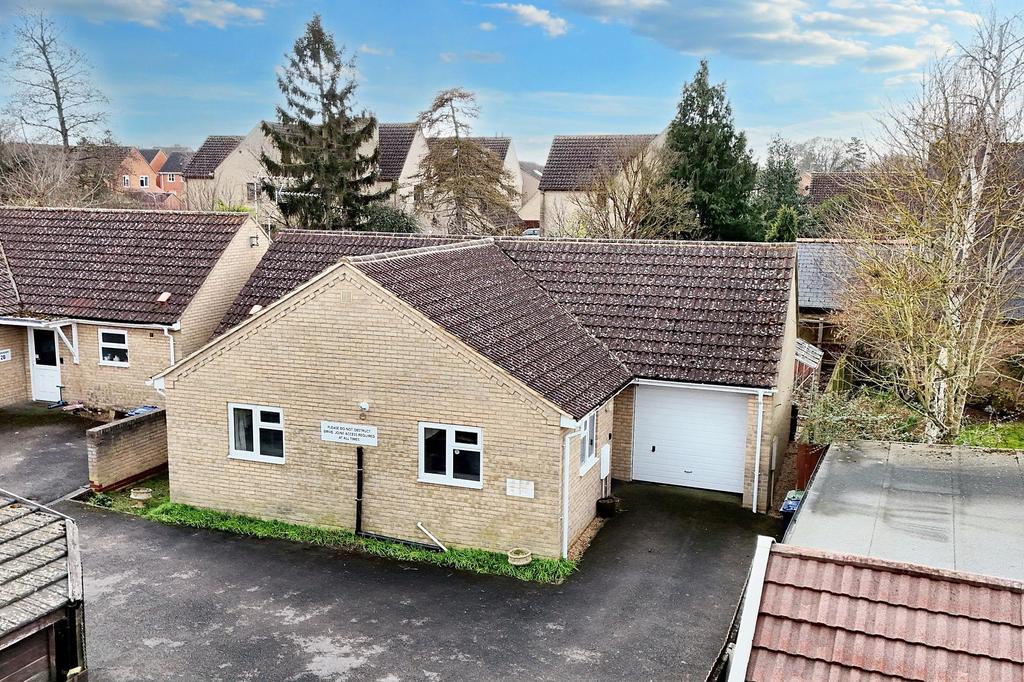 Chestnut Rise, Cambridge CB25 2 bed detached bungalow for sale - £300,000