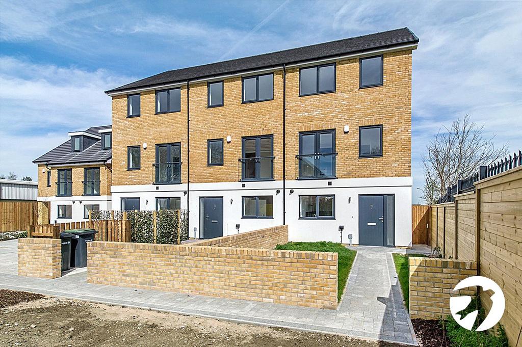West Court Lane, Gravesend, DA12 4 bed end of terrace house to rent - £ ...