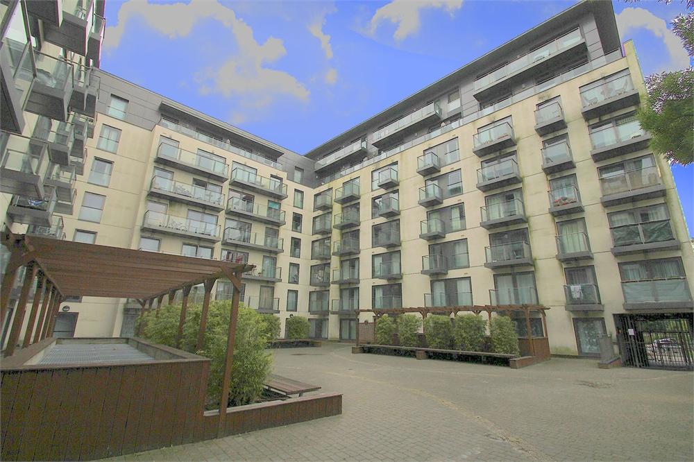 High Street, Slough SL1 2 bed apartment for sale - £250,000