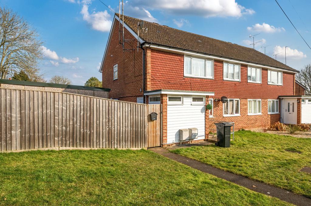 Wood Lane Close, Sonning Common, Reading 2 bed maisonette for sale - £ ...