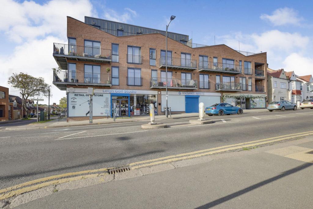 London Road, Leigh-on-sea, SS9 2 bed flat for sale - £300,000