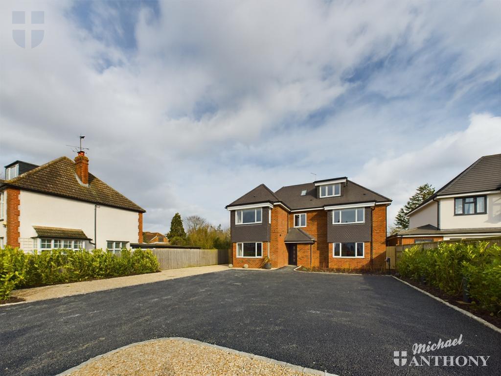 Wendover Road, Aylesbury... 1 bed flat - £1,200 pcm (£277 pw)