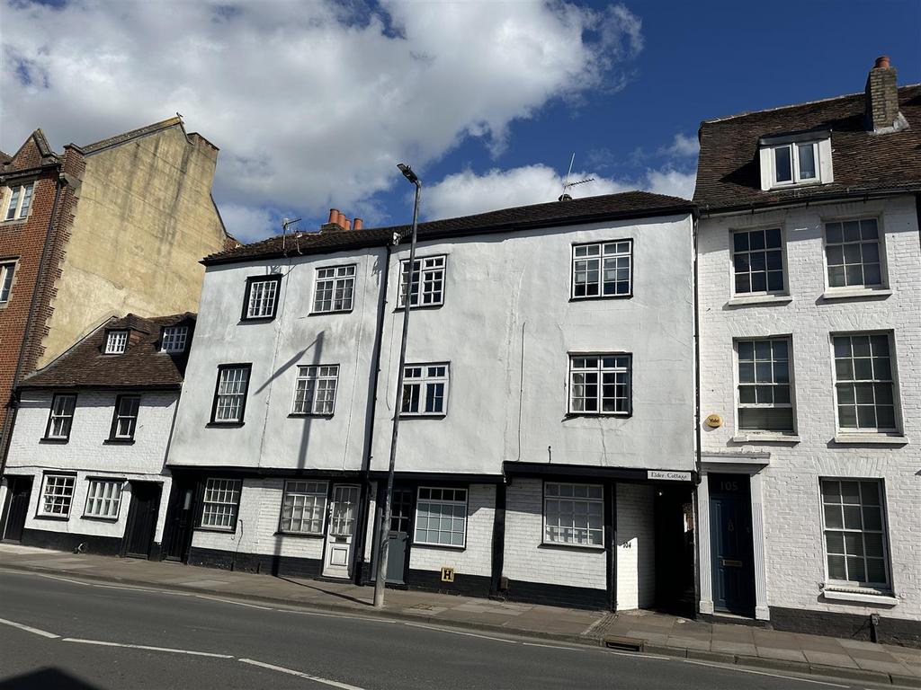 Exeter Street, Salisbury SP1 3 bed townhouse - £1,150 pcm (£265 pw)