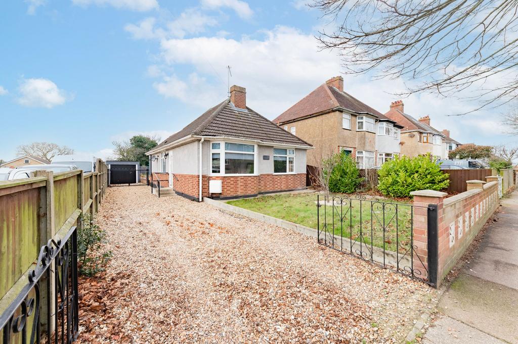 Walmer Road, Pakefield 3 bed detached bungalow - £310,000