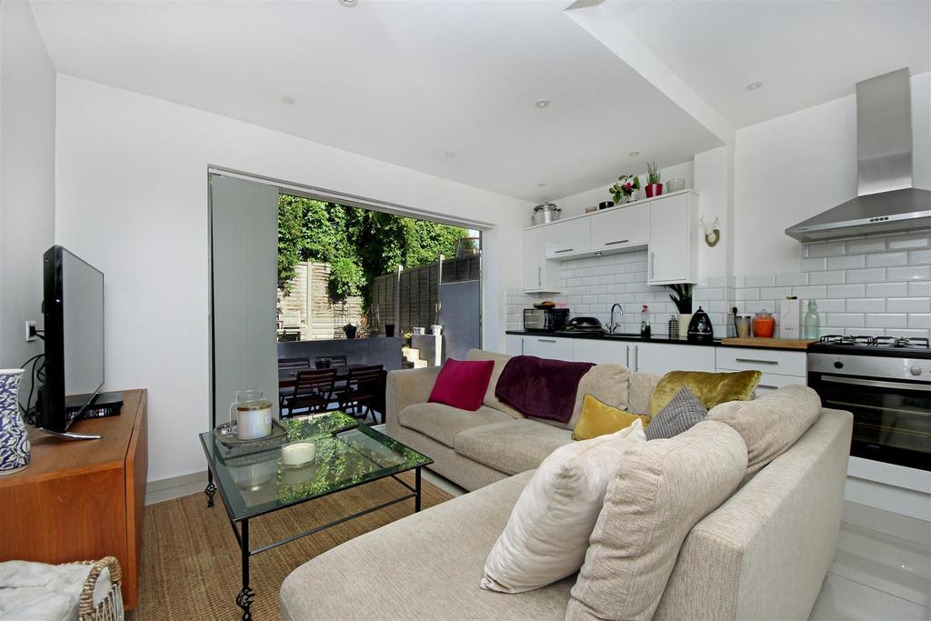 Wells House Road, NW10 2 bed flat - £1,900 pcm (£438 pw)