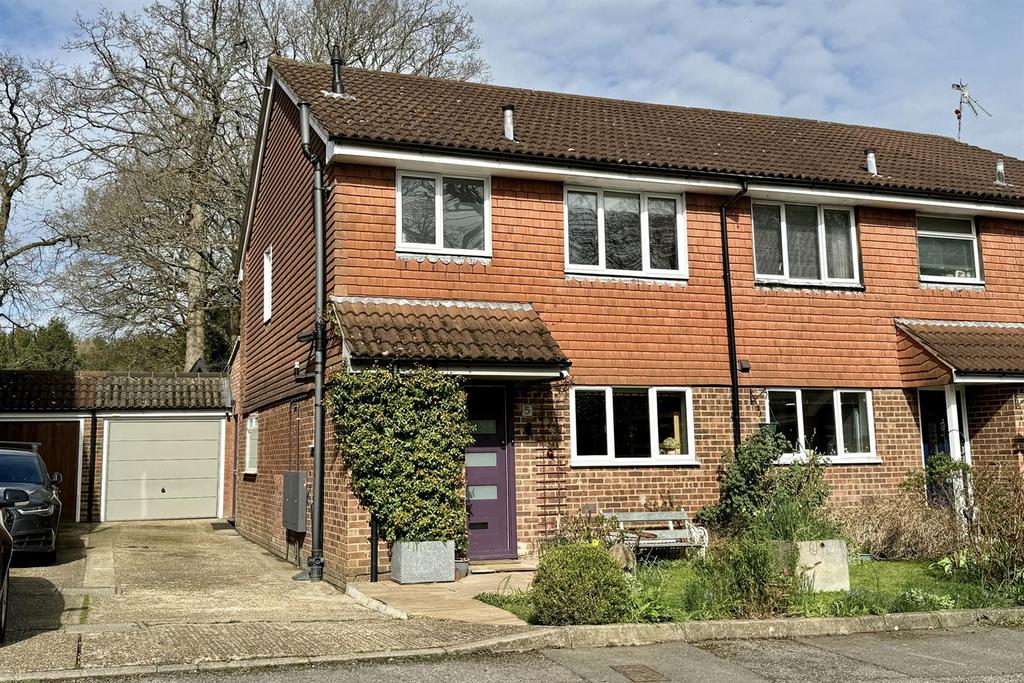 Chiddingfold 3 bed semi-detached house - £650,000