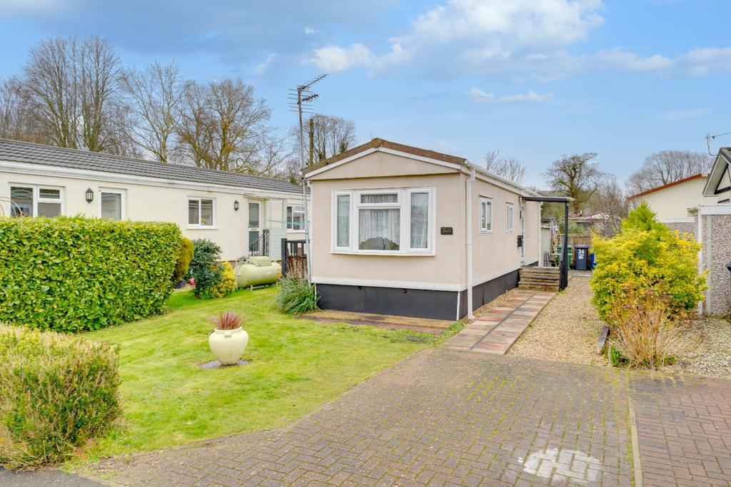 Willow Way, St. Ives, Cambridgeshire... 1 bed park home - £50,000