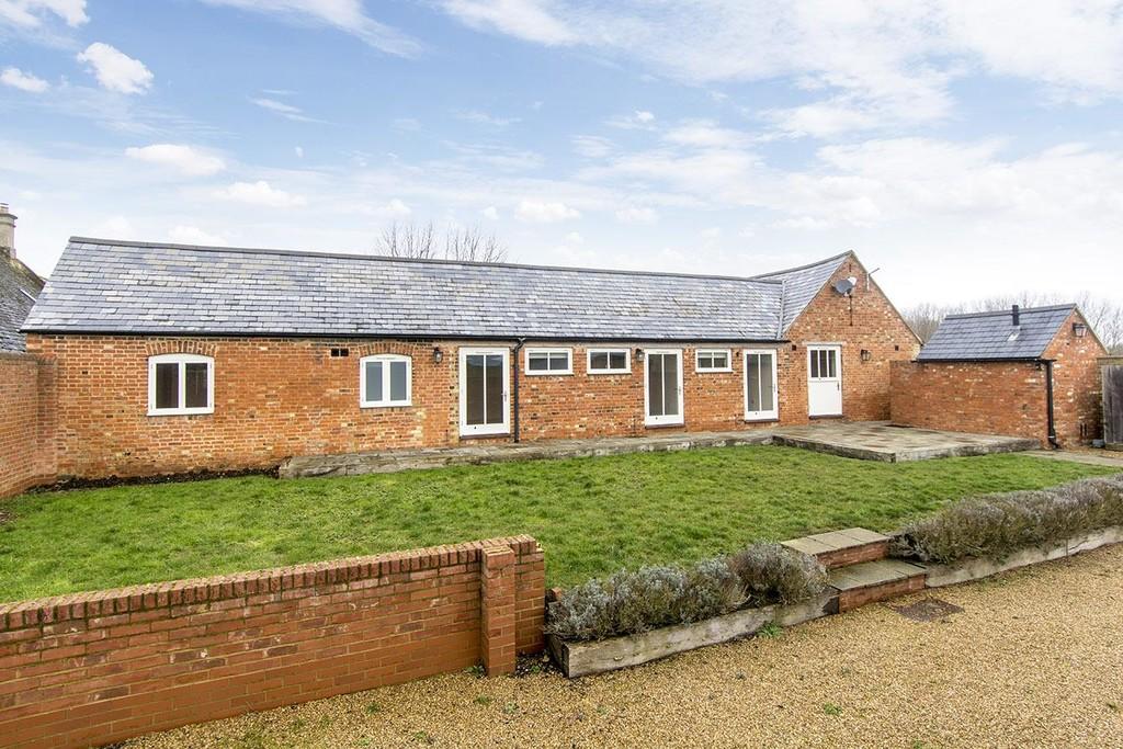 Oundle Road, Elton PE8 4 bed barn conversion - £2,500 pcm (£577 pw)