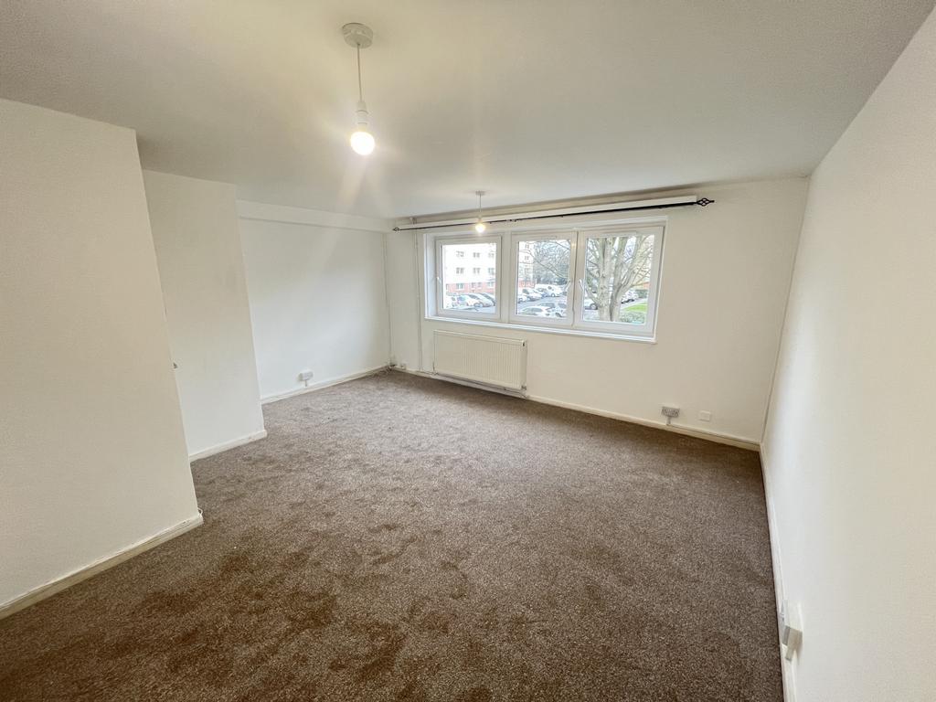Edgar Road, Hounslow, TW4 3 bed duplex - £1,899 pcm (£438 pw)