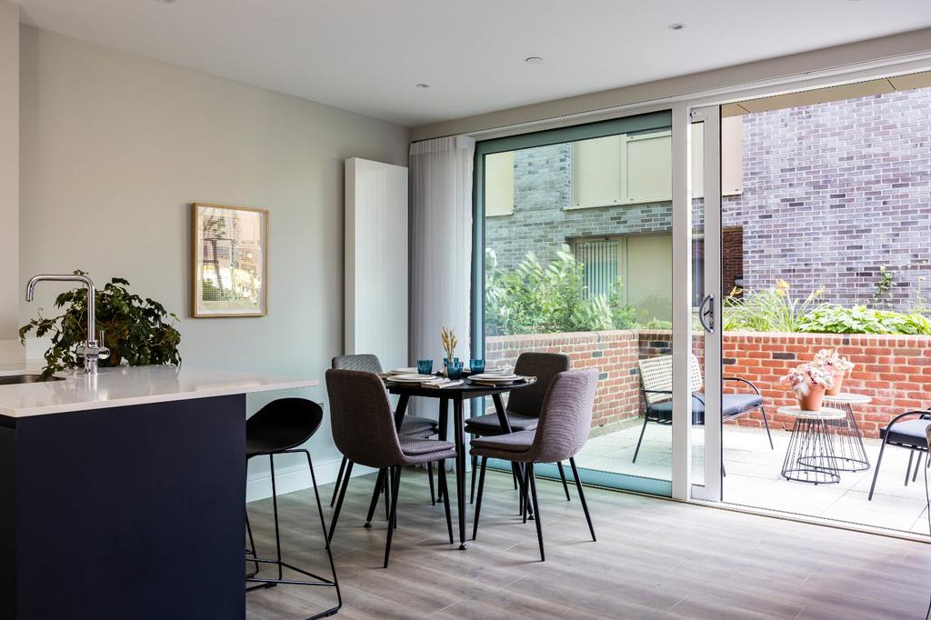 Grinstead Road, London 3 bed flat - £2,700 pcm (£623 pw)