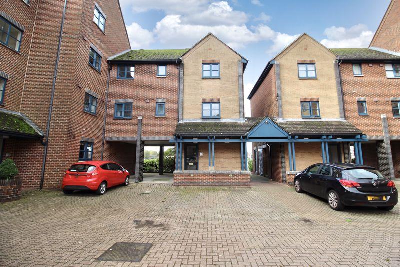 Riverdene Place, Southampton SO18 1 bed apartment - £950 pcm (£219 pw)