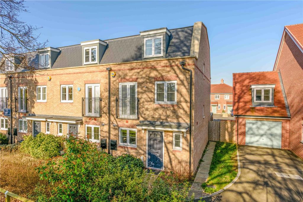 Bell Farm Way, Hersham... 3 bed semi-detached house - £2,950 pcm (£681 pw)