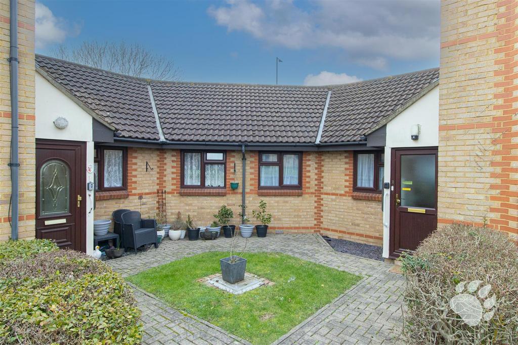Brackendale Court, Basildon SS13 1 bed bungalow for sale - £200,000