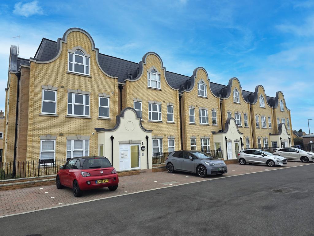 Dunton Court, Aston Road, Laindon 1 bed flat - £1,100 pcm (£254 pw)
