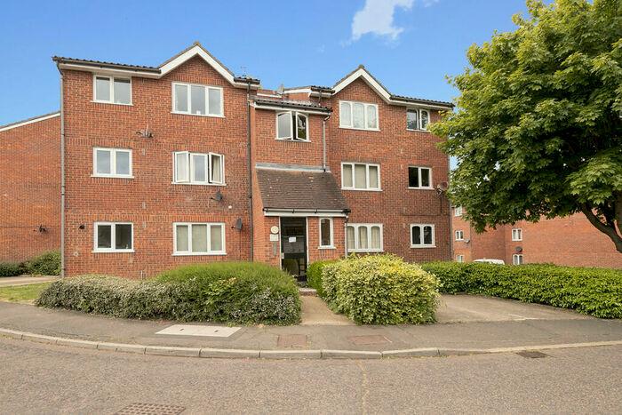 Mason Way, Waltham Abbey, Essex 2 bed apartment - £1,300 pcm (£300 pw)
