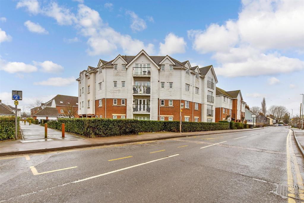 Ingram Close, Larkfield, Aylesford, Kent 2 bed apartment for sale - £ ...