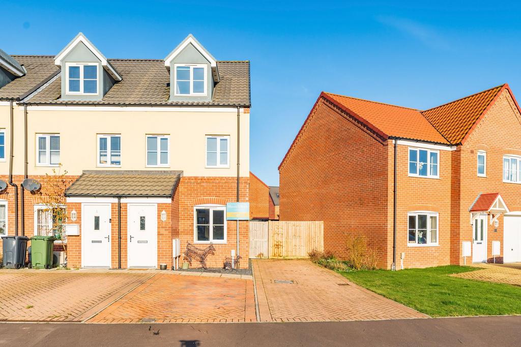 Harrier Way, Diss IP22 3 bed end of terrace house for sale - £240,000