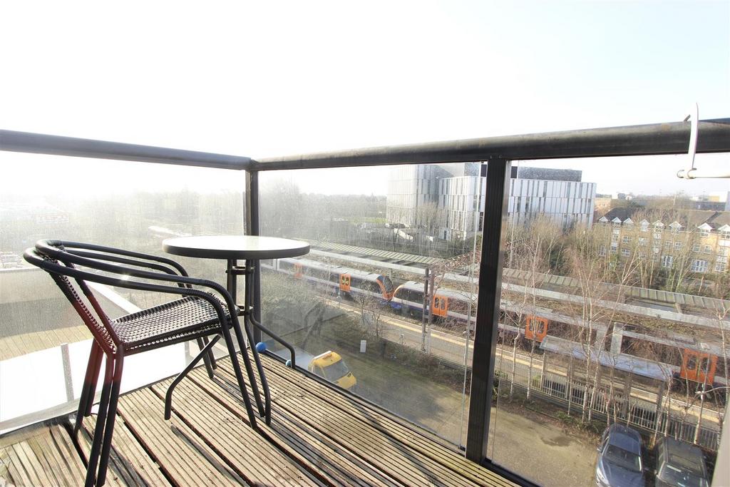 Powell House, Enfield, EN1 1 bed flat - £1,500 pcm (£346 pw)