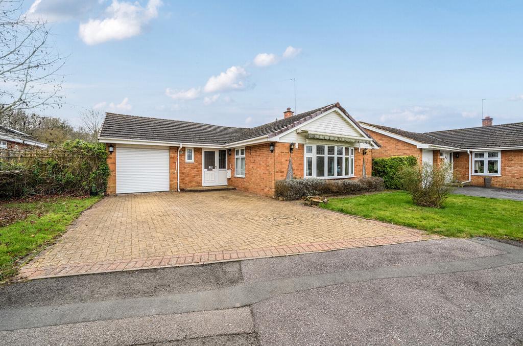 Cricketers Row, Buckingham MK18 3 bed bungalow - £550,000