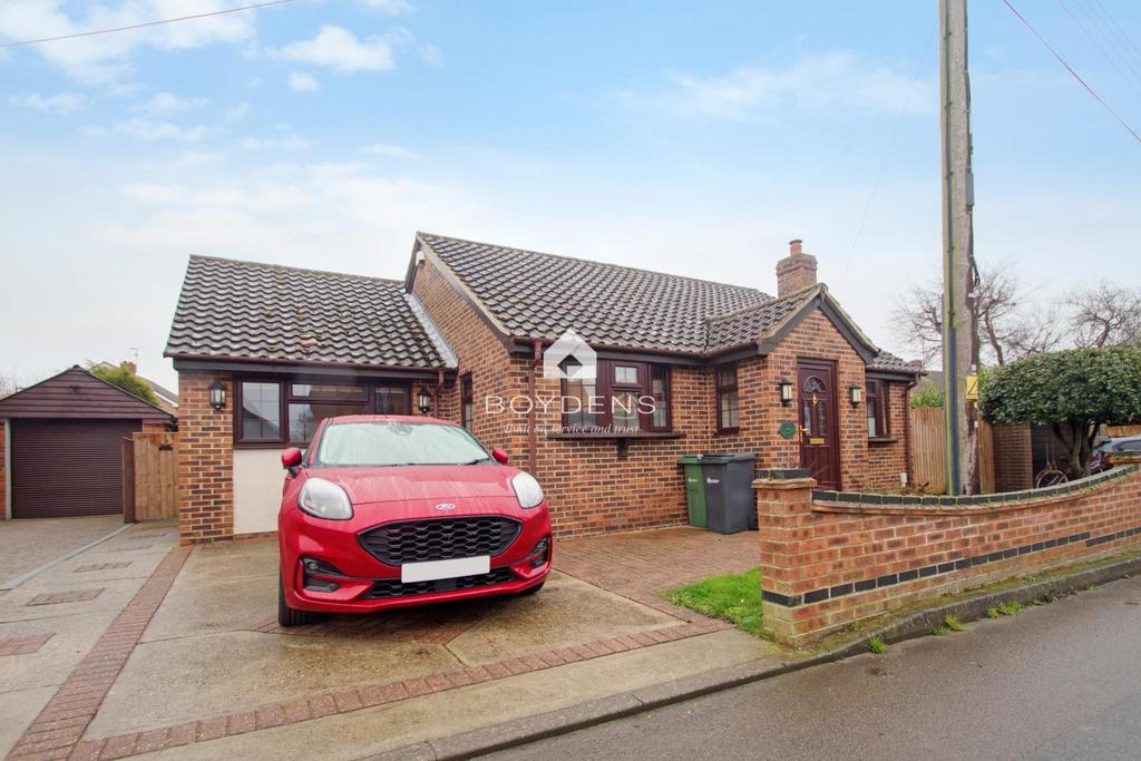Western Lane, Witham CM8 2 bed bungalow - £1,350 pcm (£312 pw)