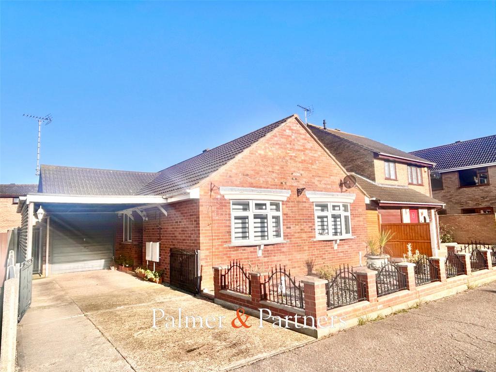 Peter Bruff Avenue, Clacton-on-Sea... 3 bed bungalow for sale - £290,000
