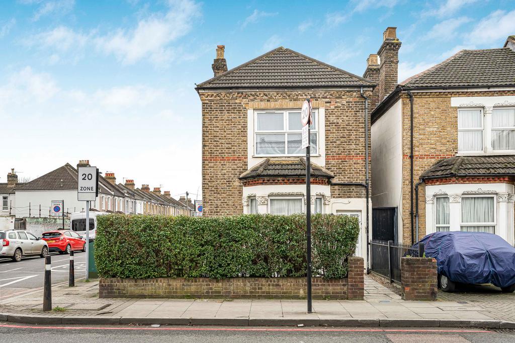 Brownhill Road, London SE6 2 bed maisonette - £1,600 pcm (£369 pw)