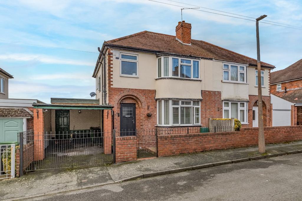 Monument Avenue, Stourbridge, West... 3 bed semi-detached house - £ ...