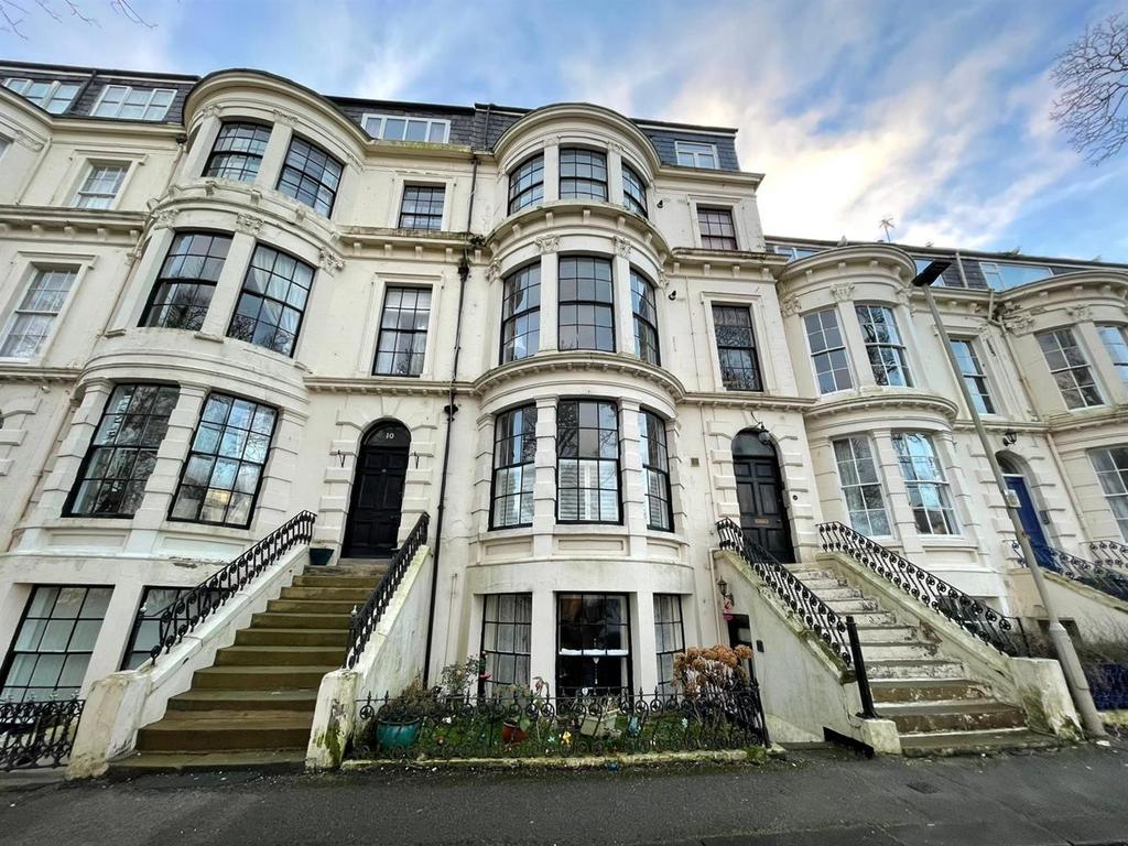 Crown Court, Scarborough YO11 2 bed apartment - £145,000